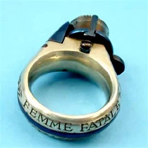 Кільця у вигляді мініатюрних пістолетів поєднання мистецтва та