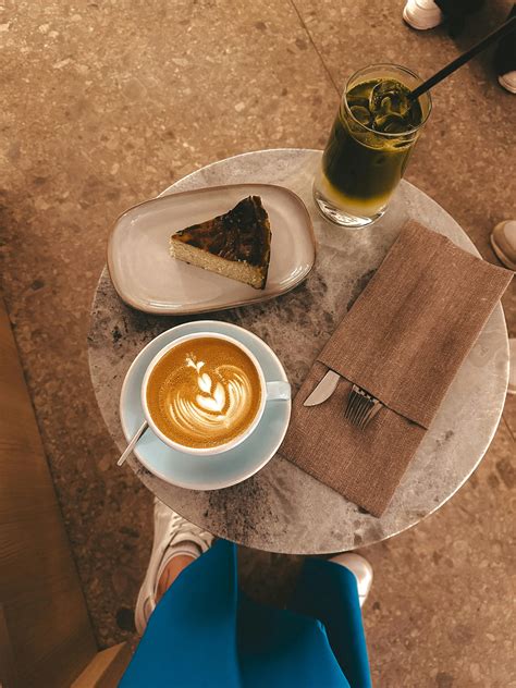 갈라지다 과자 냅킨 녹차 달콤한 대접 대리석 테이블 디저트 라떼 아트 라이프스타일 레스토랑 레저 베이킹