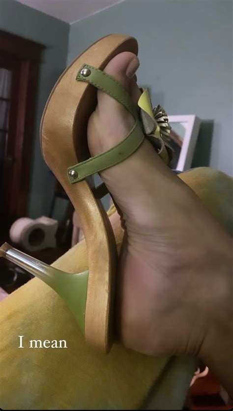 Ivy Levans Feet