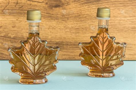 枫糖浆在一个瓶子枫叶形状。