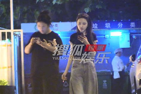 独家：周扬青站垃圾桶旁抽烟 随后去医院状态放松 搜狐大视野 搜狐新闻