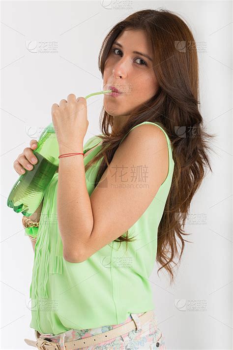 用吸管喝瓶子里的水的女人