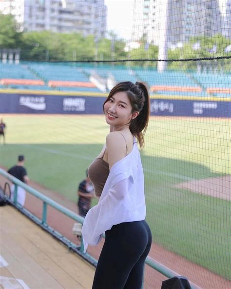 台湾拉拉队女神！甜美动人，曲线婀娜，笑容真的太治愈了时尚潮流气质