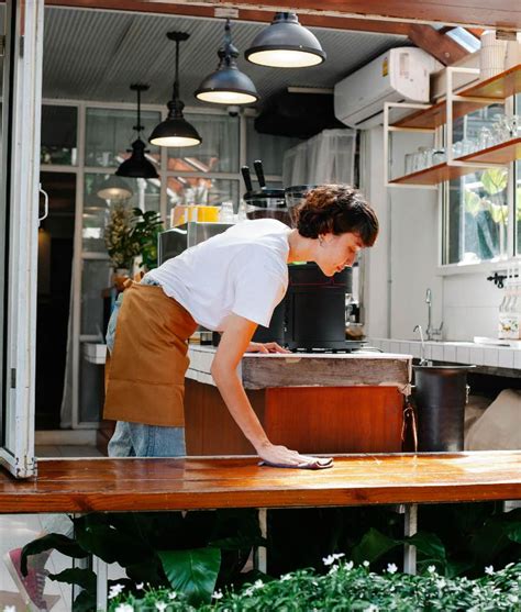 Server Refuses To Give Refills To Customers Who Stay To Talk After They Re Done Eating YourTango