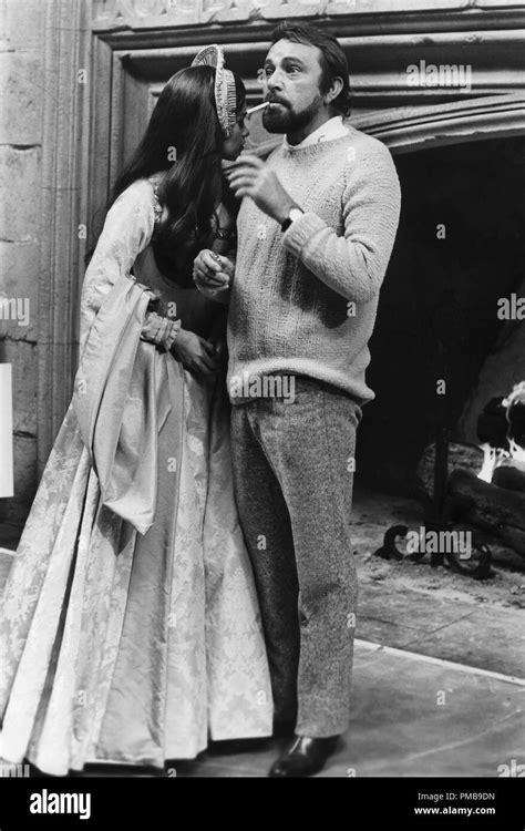 Genevieve Bujold Richard Burton 1969 © Jrc The Hollywood Archive