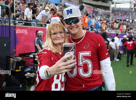 Trey Mcbride Poses With His Mom For A Selfie During The Nfl Pro Bowl