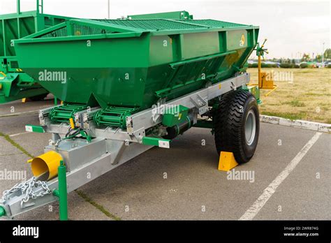 Green Agricultural Machine Mineral Fertilizer Distributor Standing