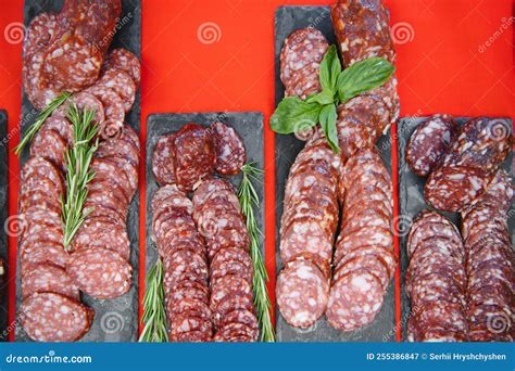 Conjunto De Diferentes Tipos De Salami Salami Y Carne Ahumada Con
