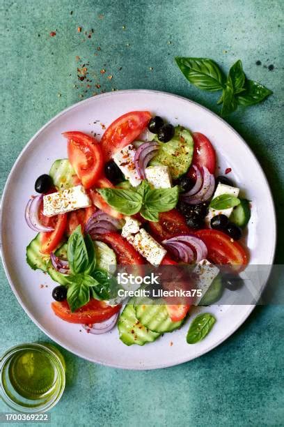 Salad Yunani Sayuran Segar Tradisional Tampilan Atas Dengan Ruang Salin Foto Stok Unduh Gambar