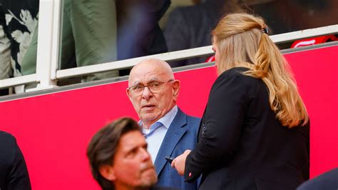 Bestuursraad Ajax Wil Af Van Michael Van Praag Die Vooralsnog Niet