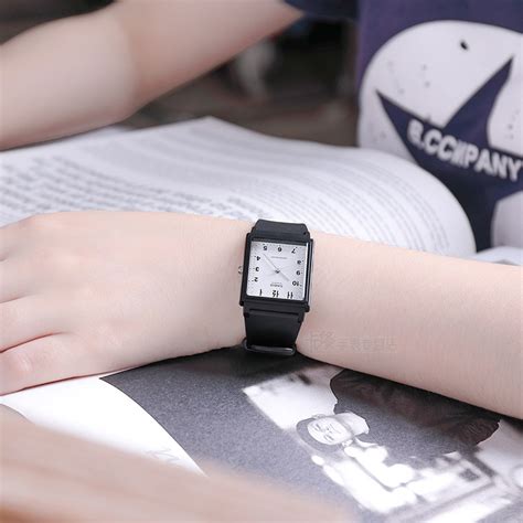 手表女卡西欧网红小黑表学生casio小方表日本复古石英表时尚防水虎窝淘