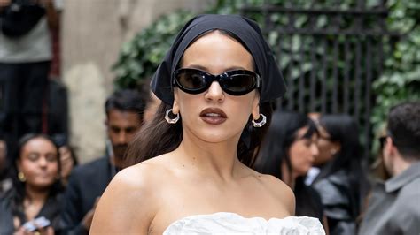 Rosalía Vuelve A Deslumbrar Con Un Vestido Blanco En El Desfile De Calvin Klein Europa Fm