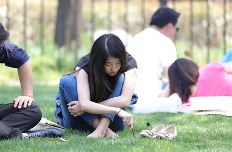 恬静女生嫩脚拨弄小树枝 户外 艺足语