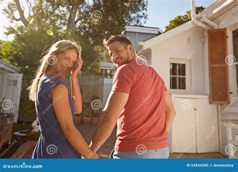 Junge Paare Die Einen Spaziergang Um Ihr Haus Machen Stockbild Bild
