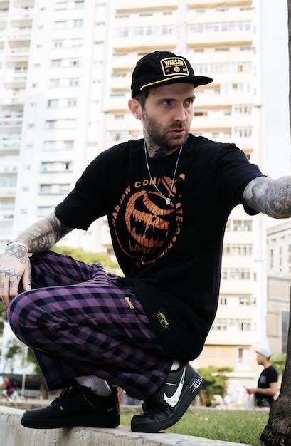 A Man Wearing A Hat That Says Native Comps Premium Photo