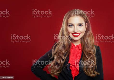 양복에 있는 젊은 아름 다운 자신감 사업가의 초상화 소녀 웃 고 복사 공간 빨간색 배경에 카메라를 보고 가수에 대한 스톡 사진 및 기타 이미지 Istock
