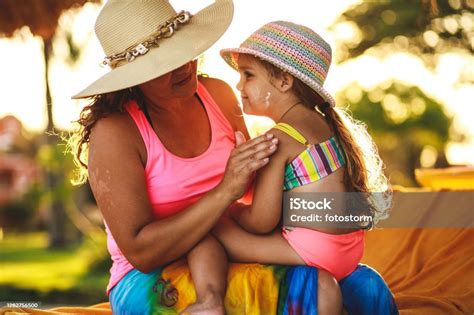 딸의 피부에 자외선 차단제 로션을 퍼뜨리는 보호 어머니 2 3 살에 대한 스톡 사진 및 기타 이미지 2 3 살 2명 40 44세 Istock