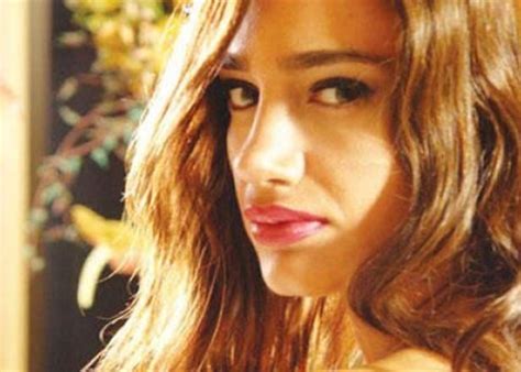 لورا خباز توجه رسالة إلى كاريس بشار الناس بتحبك Ch23