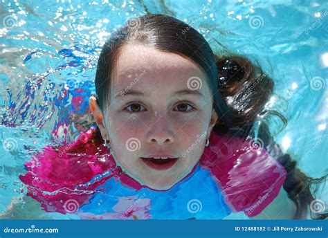 M Dchenschwimmen Im Pool Das Vom Underwater Aufkommt Stockfoto Bild Von Blau Kaukasisch