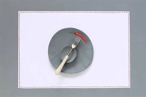 Linge De Table Blanc En Lin Ou Coton Brodé Main Trass Carmin