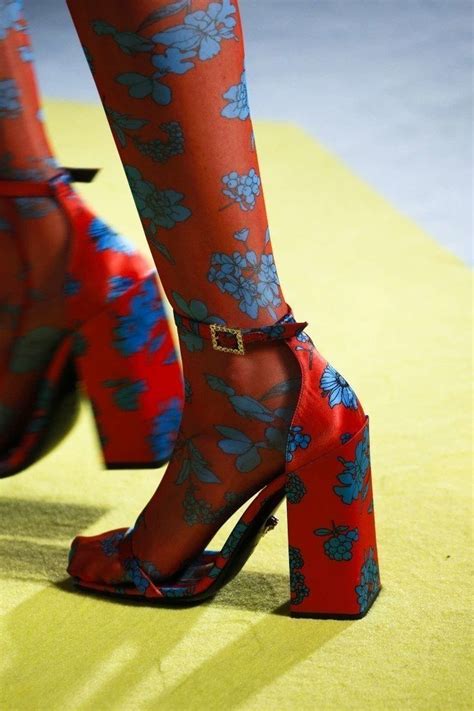 Pin by Oblogina V on Стиль | Fashion shoes, Clogs with tights, Cute shoes