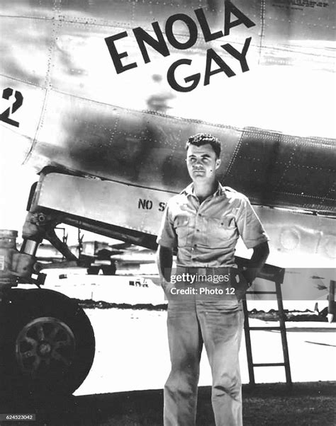 Paul Tibbets Standing In Front Of The B 29 Enola Gay The Plane He Nieuwsfotos Getty Images