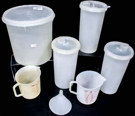 Tupperware Containers 4 W Original Tupper Seal Lids Plus 2 Measuring