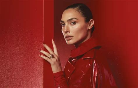 Wallpaper Look Girl Red Pose Photo Actress Ring Cloak For Mobile