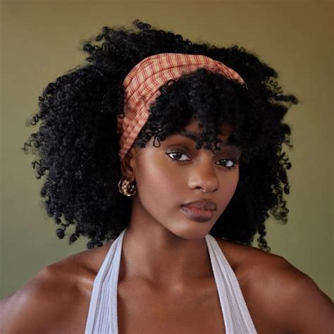 15 Times Naturalistas Looked Drop Dead Gorgeous With Flowers In Their