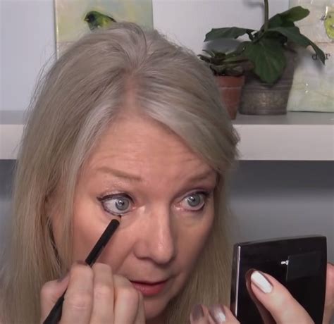 Former Model Shows 9 Dos And 6 Donts For Mature Eye Makeup