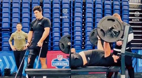 Usc Ol Andrew Vorhees Does Bench Press After Tearing His Acl