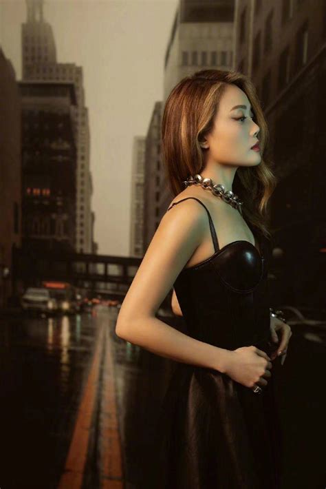 容祖儿拍雨夜氛围感大片 穿黑色吊带皮裙秀好身材 搜狐大视野 搜狐新闻