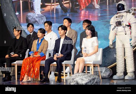 L R Front Row Seol Kyung Gu Kim Hee Ae D O Exo Hong Seung Hee