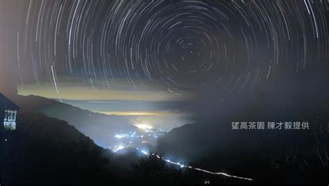 「梵谷星空」真實版！ 攝影師縮時記錄南投星軌美景