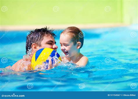 Pai Feliz E Filho Que Jogam Com A Bola Na Associação Imagem De Stock