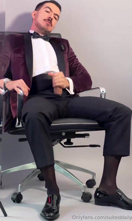 Suited Daddy Jerking Off 3 中文