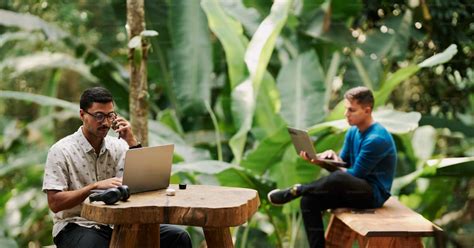 노트북이 있는 테이블에 앉아 있는 두 남자 사진 Unsplash의 디지털 노마드 이미지