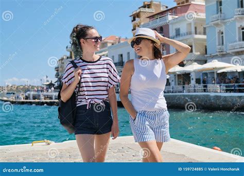 Feliz Madre E Hija Adolescente Caminando Vacaciones De Verano En El