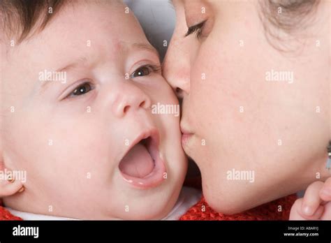 Mutter Sohn Tochter K Ssen Nahaufnahme Stockfotografie Alamy