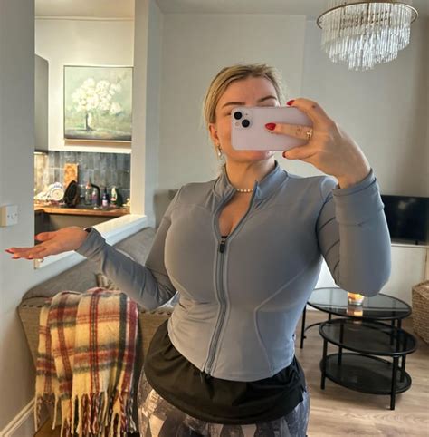 Busty Milf Post Gym Session R2busty2hide