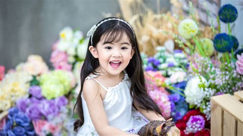 Download Cute Smile Girl Flowers Wallpaper