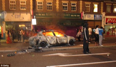 North London Rioters Burn Police Cars Bus And Shops Over Police Shooting Gangster Freeones