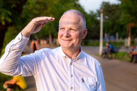 Trifu îl Acuză Pe Băluță Că A Autorizat Un Bloc Chiar în Buza