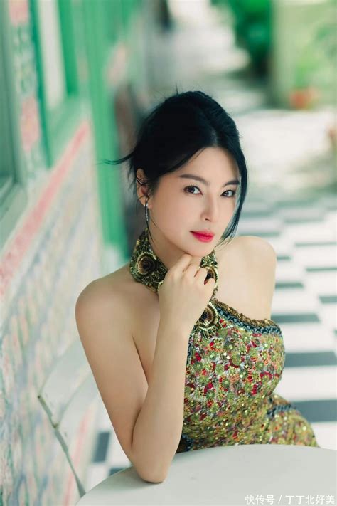 张雨绮的身材真丰腴！穿挂脖旗袍秒变“大号水蜜桃”，性感又迷人 360娱乐，你开心就好
