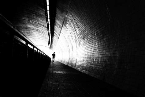 무료 이미지 검정색과 흰색 화이트 밤 사진술 햇빛 분위기 터널 선 반사 색깔 그림자 어둠 검은 단색화 조명 하부 구조 대칭 스냅 사진