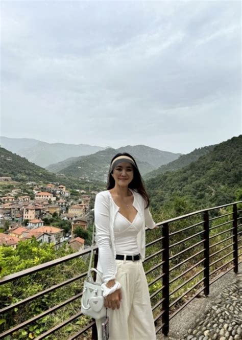 박지윤 이탈리아서 가슴 푹 파인 상의 입고 볼륨 몸매 자랑