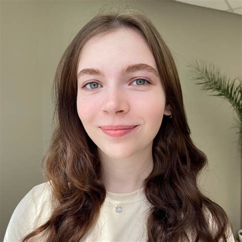 У некоторых девушек температура тона волос на голове и бровей