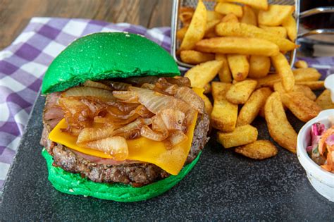 그린 버거 나무 배경에 녹색 롤빵 햄버거 텍스트에 배치합니다 감자 요리에 대한 스톡 사진 및 기타 이미지 감자 요리 고기