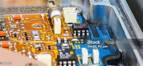 Papan Sirkuit Cetak Dengan Ic Kapasitor Dan Resistor Foto Stok Unduh Gambar Sekarang Istock