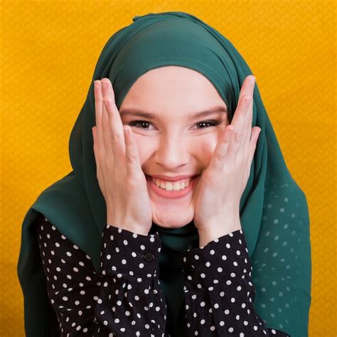 Retrato De Mujer Musulmana Feliz Vistiendo Hijab Mirando A Cámara